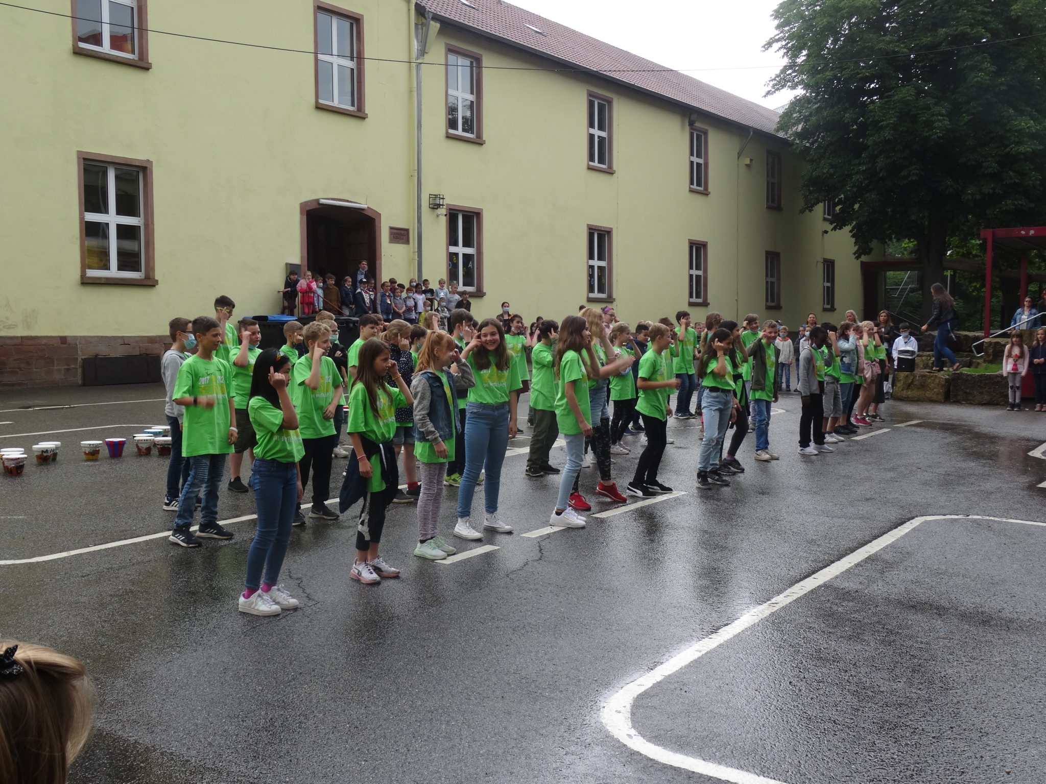 Ein lautstarker Abschied – Viererklassen sagen „Auf Wiedersehen!“ – Bismarckschule Friedrichsthal
